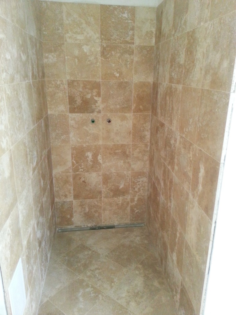 Kúpeľňa, sprcha a WC z prírodného travertínu wallnut | Travert.sk